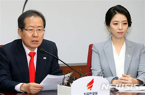 [정치]배현진 환영식서 Mbc 출입기자 질문 거부한 홍준표 대표 Ytn