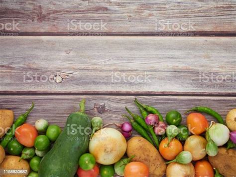 오래된 나무 테이블 양파 라임 토마토 고추 야드 롱 콩 감자 파파야 샬롯 태국 가지에 배치 신선한 야채 0명에 대한 스톡 사진 및 기타 이미지 Istock