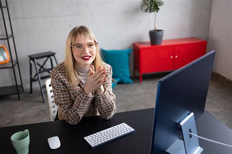 그녀의 사무실에서 일하는 성공적인 백인 사업가의 높은 각도보기 20 24세에 대한 스톡 사진 및 기타 이미지 20 24세 경영자 계획 Istock