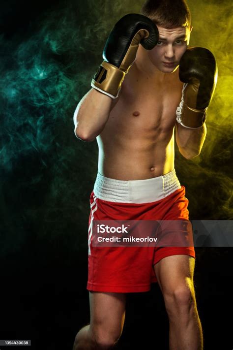 스포츠맨 장갑을 끼고 싸우는 남자 복서 검은 색 배경에 색상 연기 공간을 복사합니다 공격성에 대한 스톡 사진 및 기타 이미지 공격성 권투 선수 권투 스포츠 Istock