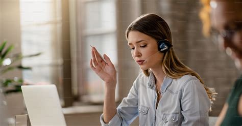 헤드셋을 착용하고 사무실에서 서류 작업을 하는 동안 고객과 의사 소통하는 젊은 사업가 사진 Unsplash의 세르비아 이미지