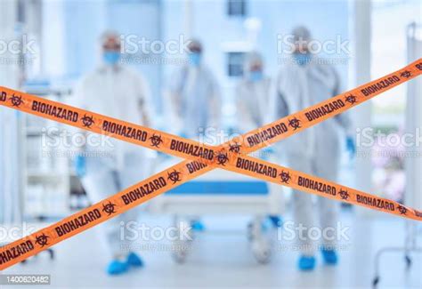 코비드 보호 실에있는 의사 격리 테이프 장벽 뒤에 생물 위험 팀 금지 된 병실에서 일하는 생물 학자 동료 질병 재난을 함께 다루는 의사들 생물학적 유해 물질에 대한 스톡