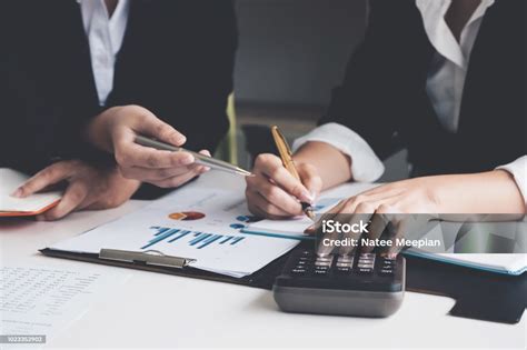 시작 비즈니스 팀 동료 회의 계획 전략 분석 계산기 재무 문서에 대 한 새로운 계획을 논의 검사 보기에 대한 스톡 사진 및 기타 이미지 검사 보기 계약서 계획