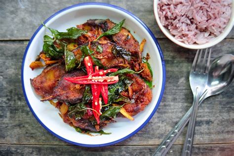 สูตร ปลาดุกทอดกรอบผัดพริกแกง พร้อมวิธีทำโดย Deerdear