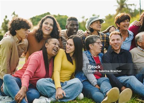 도시 공원에서 함께 즐거운 시간을 보내는 다세대 사람들의 군중 야외에서 서로 껴안고 있는 다인종 친구들 Z세대에 대한 스톡 사진 및 기타 이미지 Istock