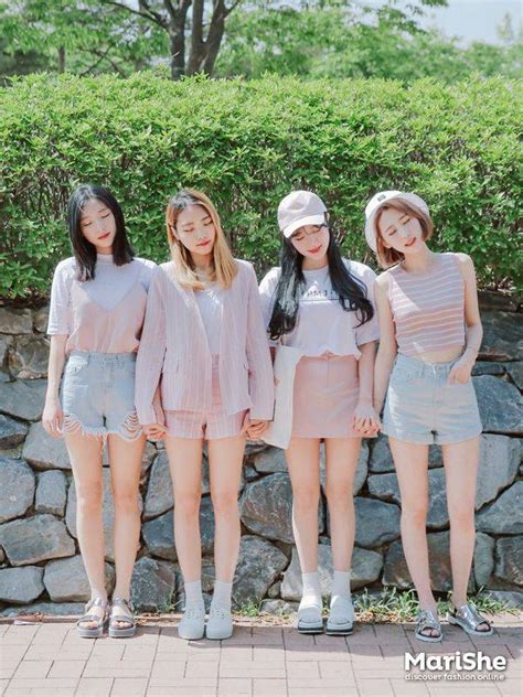 20 แฟชั่นแก๊งเพื่อนซี้ แต่งไปเที่ยวแบบ Outdoor สวย สดใส ดูน่ารักทั้งกลุ่ม