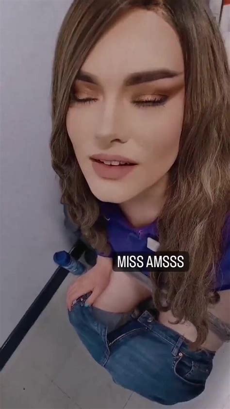 Girl Films Her Gushing Hissing Piss In The Toilet