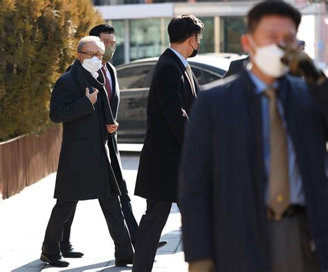 [사진톡톡] 차량으로 이동하는 이명박 전 대통령 나무뉴스