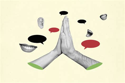 두 사람의 복합 사진 콜라주 하이 파이브 제스처 입 미소 거품 통신 신뢰 동료 그린 배경에 고립 된 말하기에 대한 스톡 사진 및 기타 이미지 Istock