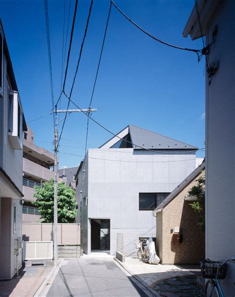 Apollo Architects Completes Earthquake Resistant House With A Hat Like Roof