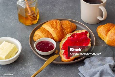 크랜베리 잼과 버터를 곁들인 크루아상 아침 식사 채식 음식 파이 0명에 대한 스톡 사진 및 기타 이미지 0명 건강한 식생활 과일 Istock