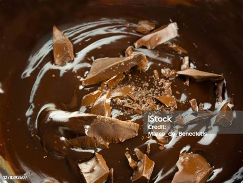 코코아 플레이크로 핫 초콜릿 소용돌이 초콜릿 바 중독성 음식 코코아 무스의 단단한 조각액체 다크 초콜릿 크림 과자를 요리 맨 위 보기입니다 여전히 생활 음식 0명에 대한