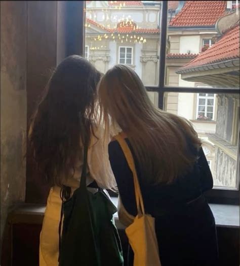 Every Brunette Needs Her Blondie Nel 2024