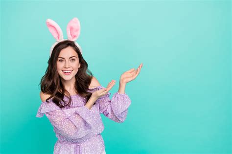 밝은 파란색 배경위에 고립 된 복사 공간 프로모션 광고를 들고 귀를 착용 매력적인 쾌활한 소녀의 초상화 갈색 머리에 대한 스톡 사진 및 기타 이미지 Istock