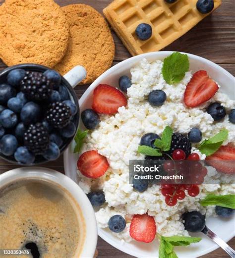 코티지 치즈 커피 블랙베리와 딸기를 곁들인 팬케이크 플랫 레이 건강한 생활방식에 대한 스톡 사진 및 기타 이미지 건강한 생활방식 과일 그릇 Istock