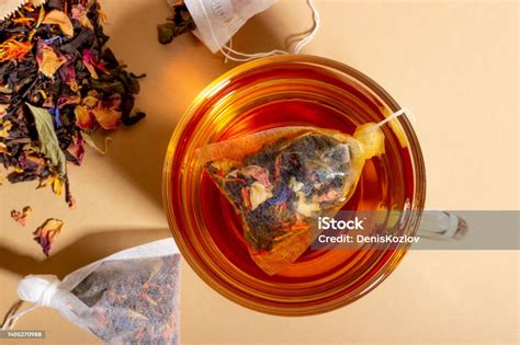 투명 한 컵에 양조 된 홍차 허브 및 과일 티백으로 양조하는 차 천연 건강 음료의 개념 베이지 색 배경에 티 백 붐비는에 대한 스톡 사진 및 기타 이미지 Istock