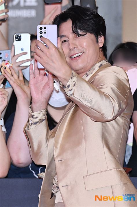 정우성 미소와 함께 팬서비스 [포토엔hd] 뉴스인코리아