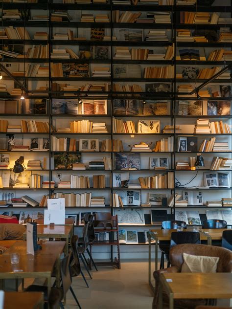 책장에 책이 많이 꽂혀 있는 방 사진 Unsplash의 무료 책 이미지