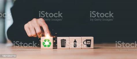 재활용 및 재사용 개념 폐기물의 환경 보전 및 생태학 폐기물 재활용 및 올바른 방법으로 재사용 가정 쓰레기 분류 환경 보호 세계