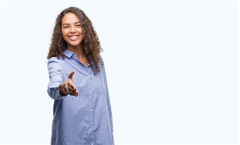 젊은 히스패닉 비즈니스 여자 웃 고 인사 하 고 환영으로 제공 하는 친절 한 악수 성공적인 사업입니다 곱슬 머리에 대한 스톡 사진 및 기타 이미지 Istock