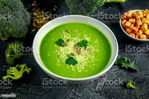 해바라기 씨앗 파 슬 리 잎과 Croutons 돌 테이블에 뿌린 다로 식이 브로콜리 부드러운 크림 수프 0명에 대한 스톡 사진 및 기타 이미지 Istock