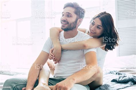 사랑에 빠진 아름 다운 젊은 세련 된 부부 서로 포옹 하 고 침실에서 함께 보냈던 시간을 즐기고 2명에 대한 스톡 사진 및 기타 이미지 Istock