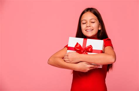 119 идей Что подарить Однокласснице на День Рождения в Примерах