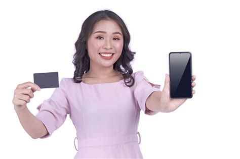 아시아의 젊은 매력적인 예쁜 아름 다운 여성 스마트 폰과 신용 카드 구매 온라인 쇼핑 흰색 배경에 고립 Brand Name Mobile Payment에 대한 스톡 사진 및