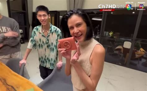 ข่าวครอบครัวพร้อมหน้า เจ ปิ่น ร่วมเฟรมพร้อมลูก ๆ ฉลองคริสต์มาส เผยคลิปโมเมนต์แลกของขวัญสุดอบอุ่น