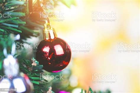 흐릿한 다채로운 보케 배경에 아름다운 장식 크리스마스 트리 홈 인테리어에서 소나무 새해 축제 축하 장식 공과 조명 크리스마스 트리 12월에 대한 스톡 사진 및 기타 이미지