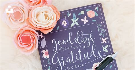 그 위에 펜이 달린 책 사진 Unsplash의 무료 쓰기 이미지