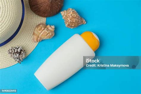 선스크린 밝은 파란색 배경에 다양한 자외선 차단제와 해변 액세서리 여름 휴가 자외선 차단 평면도 0명에 대한 스톡 사진 및 기타 이미지 Istock