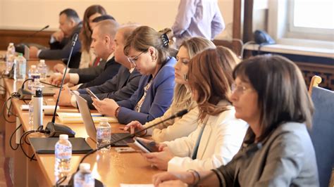 Правната комисия се събра на извънредно заседание Политика България