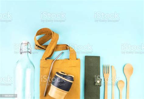 대나무 칼 재사용 가능한 커피 머그잔 및 물병이있는 에코 백 머그에 대한 스톡 사진 및 기타 이미지 머그 물병 재사용