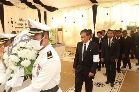 ប្រតិភូរដ្ឋបាលខេត្តពោធិ៍សាត់ អញ្ជើញដាក់កម្រងផ្កា គោរពវិញ្ញាណក្ខន្ធសព ឯកឧត្តម ខូយ សុខា