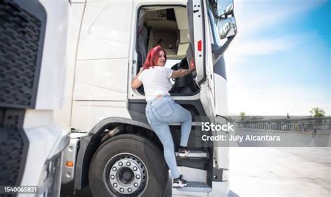 트럭 운전사 생활 방식 빨간 머리 트럭 운전사 여자는 주문과 함께 일하고 트럭에 타고 성년 여자에 대한 스톡 사진 및 기타