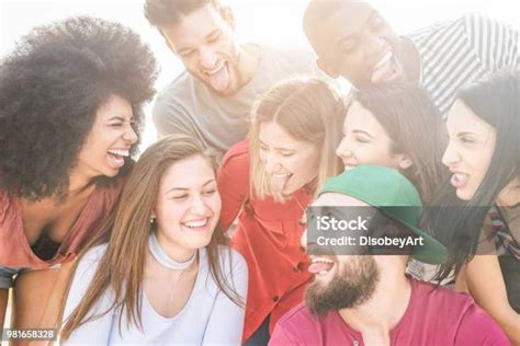 행복 Millennials 친구 재미 야외영 재미 있는 얼굴을 만드는 사람과 함께청소년 십 대 생활 생활과 Multiracial 새로운 세대 개념왼쪽된 여자에 주요 초점을