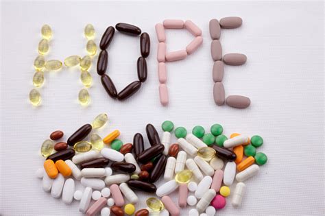 텍스트 캡션 영감 의료 건강 개념 공간 흰색 절연 배경에 알 약 캡슐 단어 희망 시즌 작성을 작성 하는 개념적 손 개념에 대한 스톡 사진 및 기타 이미지 Istock