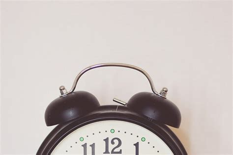 Knowledge Story ಗಡಿಯಾರ ಏಕೆ ಬಲಕ್ಕೆ ತಿರುಗುತ್ತದೆ ಇಲ್ಲಿದೆ ಇಂಟ್ರೆಸ್ಟಿಂಗ್ ಮಾಹಿತಿ