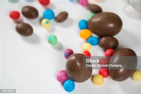 맛 있는 초콜릿 부활절 달걀 토끼와 어두운 나무 배경에 과자 0명에 대한 스톡 사진 및 기타 이미지 0명 갈색 계절