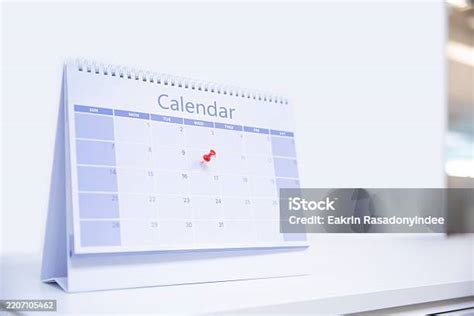 달력 빈 책상에 클로즈업 빨간 핀 달력 및 사무 기기 비즈니스 및 약속 알림 및 일정 계획을 위한 이벤트 플래너 또는 개인 조직의 개념 0명에 대한 스톡 사진 및 기타