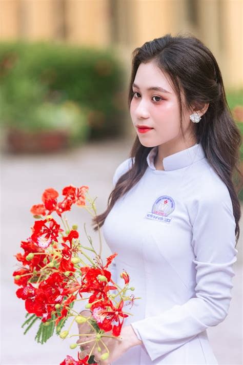 갈색 머리 고요한 구성된 귀걸이 꽃 전원 꽃꽂이 꽃다발 낮 롱 드레스 매력 매혹적인 문화 문화 유산 문화적 복장 미소 짓는 민족 드레스 베트남