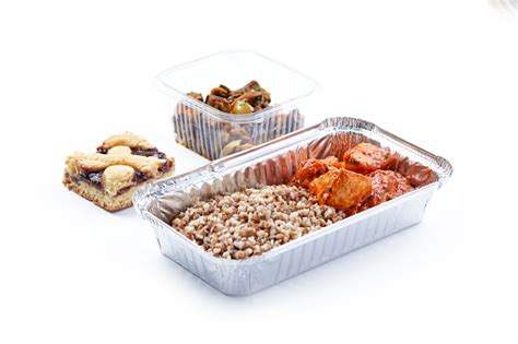 흰색 배경 일회용 플라스틱 및 호일 식기류 비행기 식품 간식 삶은 메밀 조림 야채 건강한 영양 단 케이크 0명에 대한 스톡 사진 및 기타 이미지 Istock