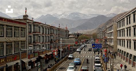 낮에 건물 근처 거리에 주차된 자동차 사진 Unsplash의 무료 중국 이미지