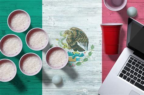 멕시코 국기 개념 플라스틱 맥주 탁구 컵과 노트북 국가 나무 테이블에 최고 보기 맥주 탁구 게임 국가 관광명소에 대한 스톡 사진 및 기타 이미지 Istock