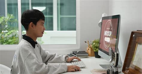 현대 사무실에서 빈 화면 컴퓨터를 사용하는 동안 프로젝트를 진행하는 여성 그래픽 디자이너의 측면 모습 사진 Unsplash의 태국 이미지