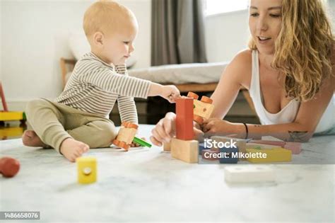 아기 장난감 엄마와 아이가 재미있게 놀고 있는 학습 및 조립 블록 양질의 시간 이동성 및 성장 발달을 위해 함께 유아를 둔 여성 또는 엄마 18 23 개월에 대한 스톡 사진
