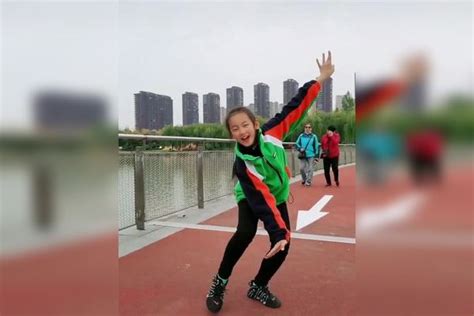 小美女河边跳起优美舞蹈舞蹈动作舒展很走心