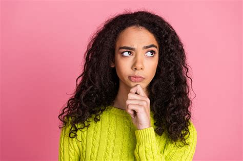 녹색 스웨터를 입고 물결 모양의 갈색 머리 곱슬 머리를 가진 젊은 소녀의 초상화 터치 턱 분홍색 배경에 고립 된 생각 18 19세에 대한 스톡 사진 및 기타 이미지 Istock