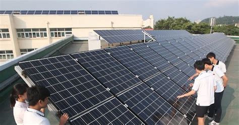 학교 옥상에 설치된 태양광 발전설비